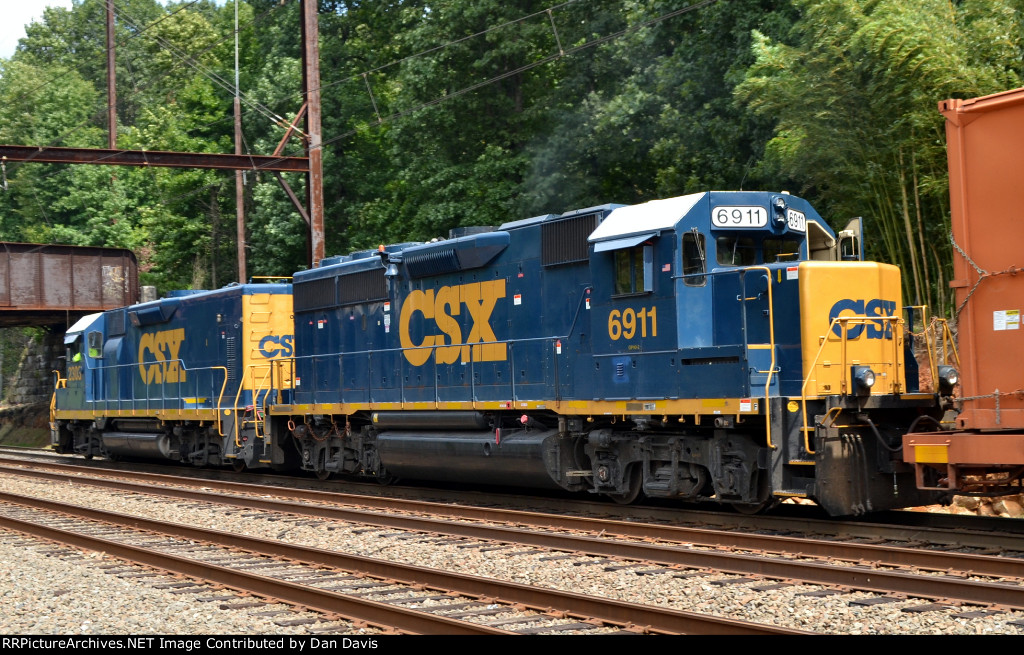 CSX GP40-2 6911 on Q706-11